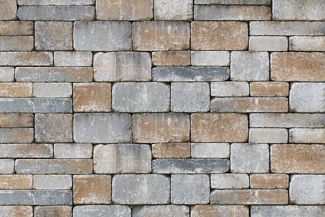 Hausbautipps24 - Eine Trockenmauer im Garten selbst bauen